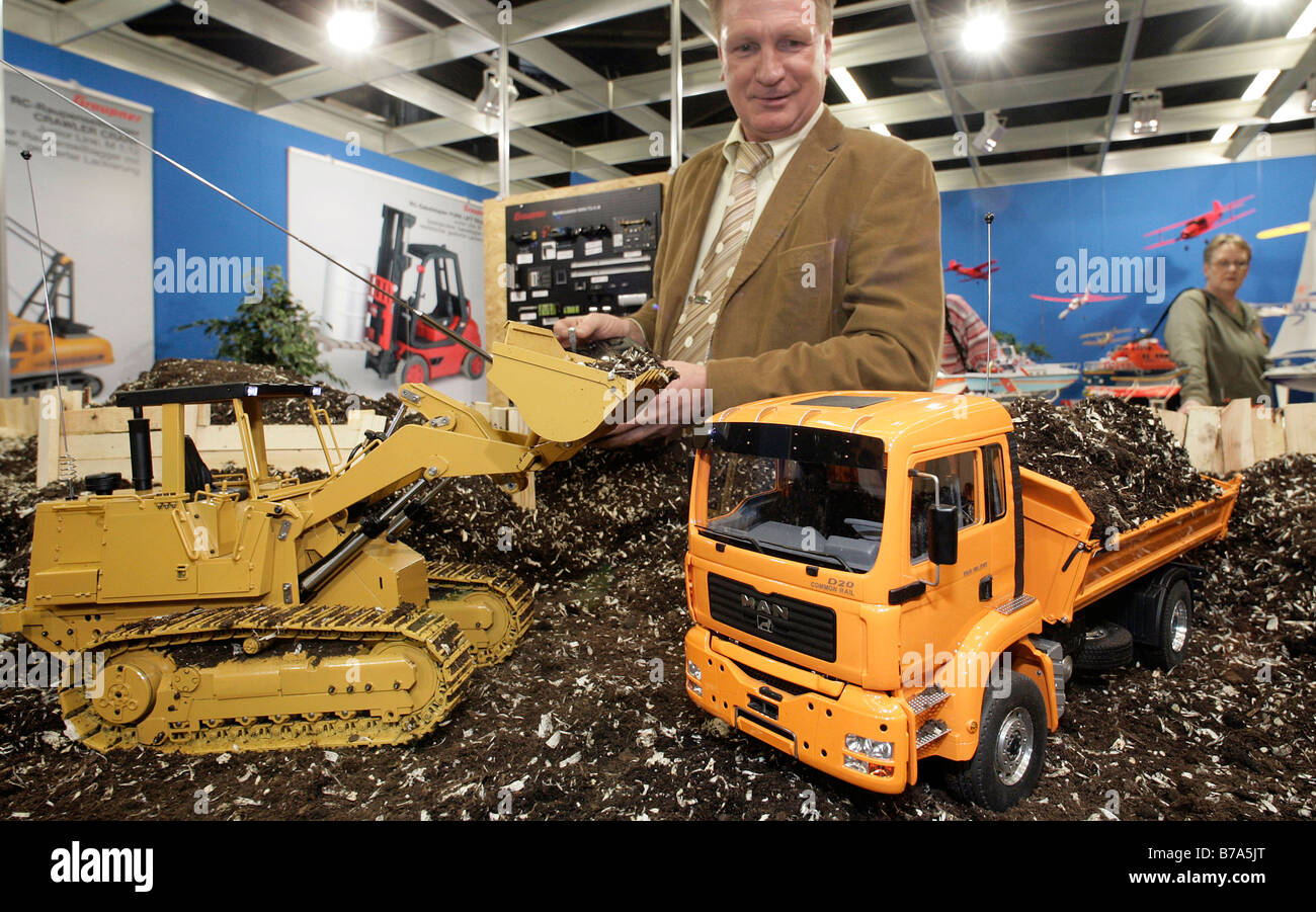 MAN 2 axle three-way tipper and crawler-mounted loader on a scale of 1: ...