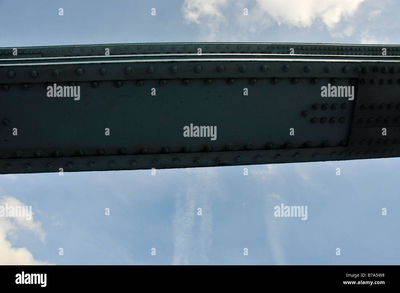 suspension rods of tower bridge Stock Photo - Alamy