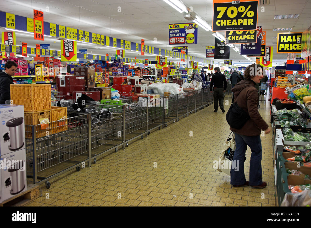 Shopping in lidl supermarket england hi-res stock photography and ...