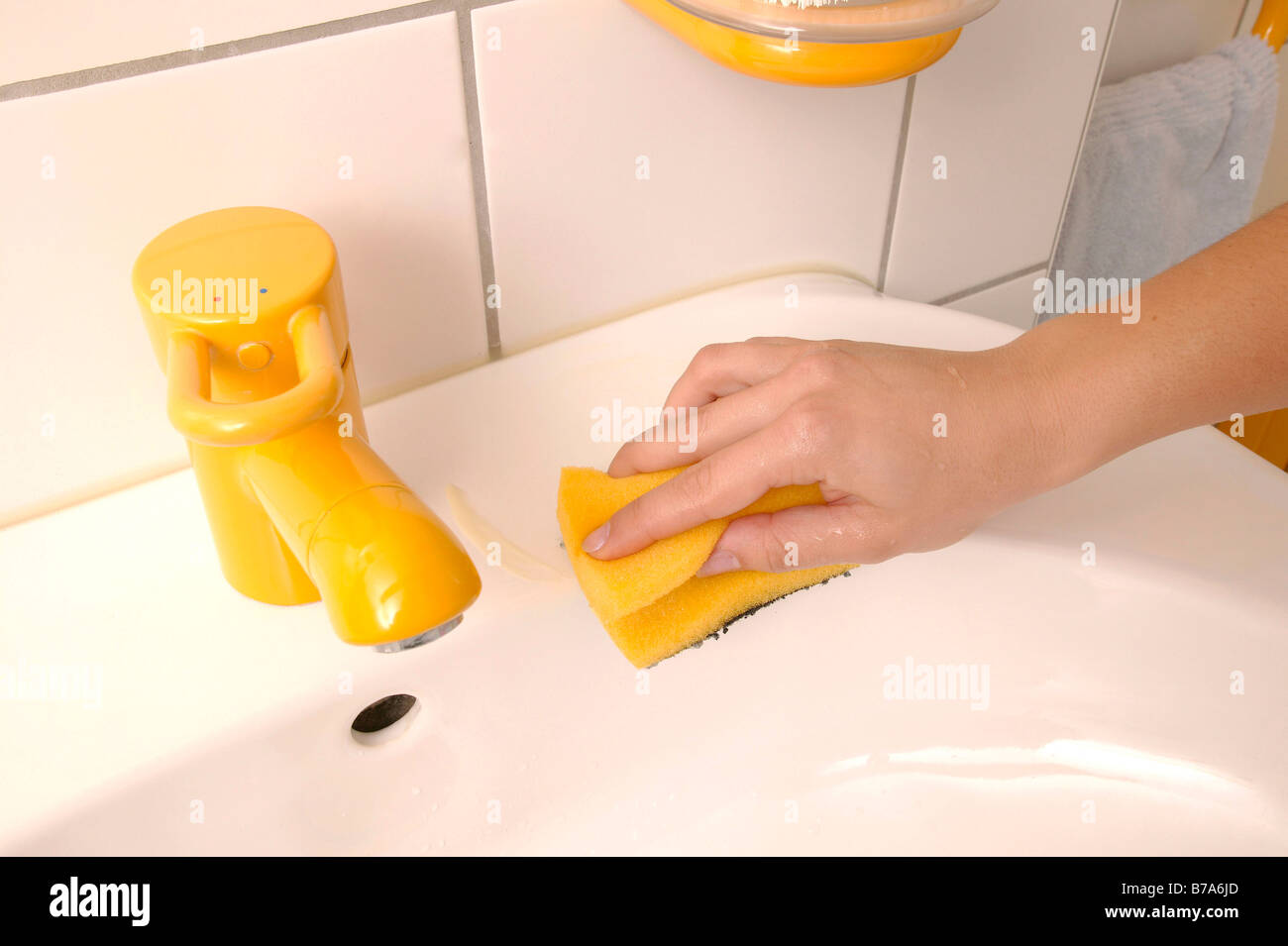 Hand cleaning a sink Stock Photo - Alamy