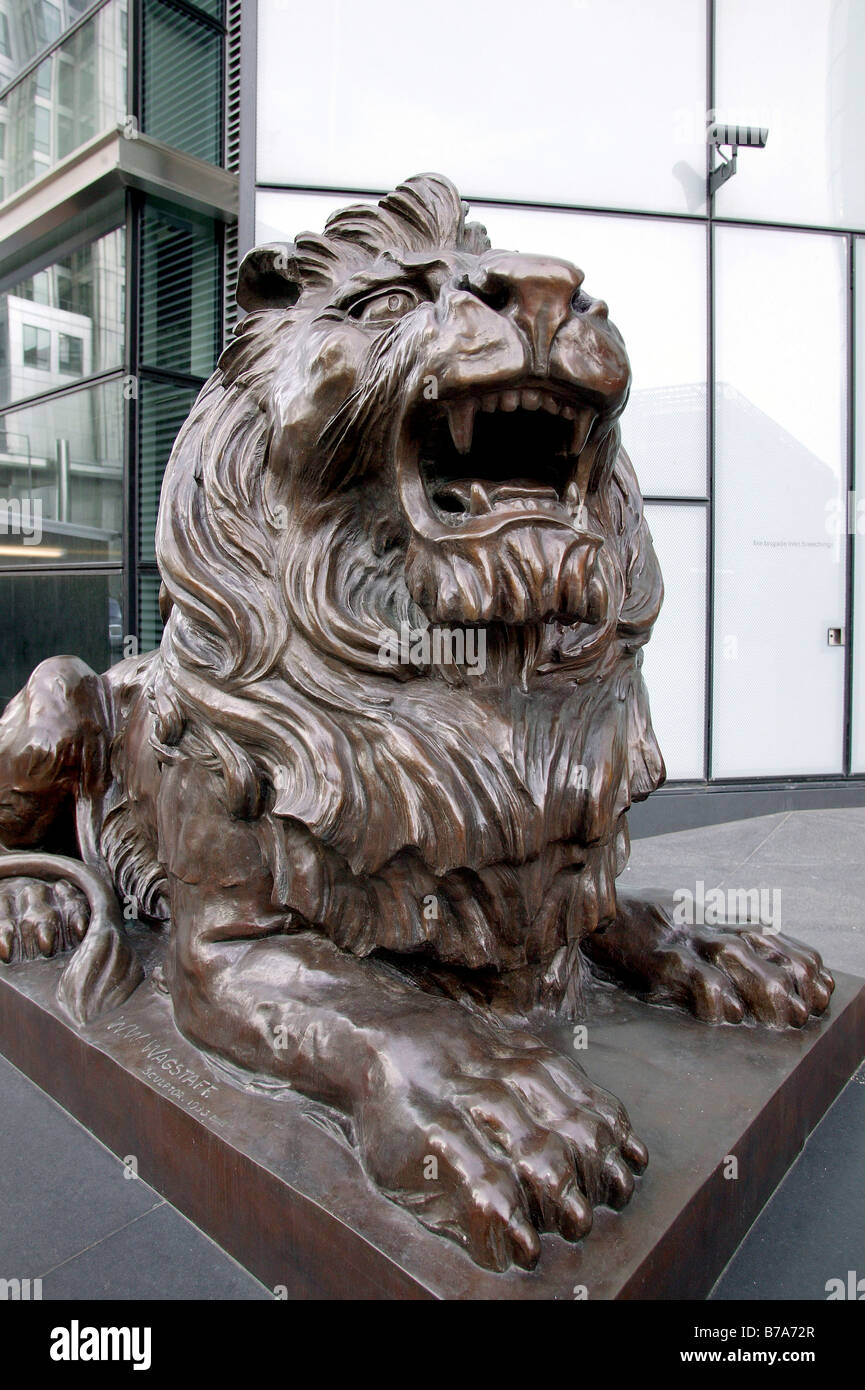 Hsbc lion sculpture hi-res stock photography and images - Alamy
