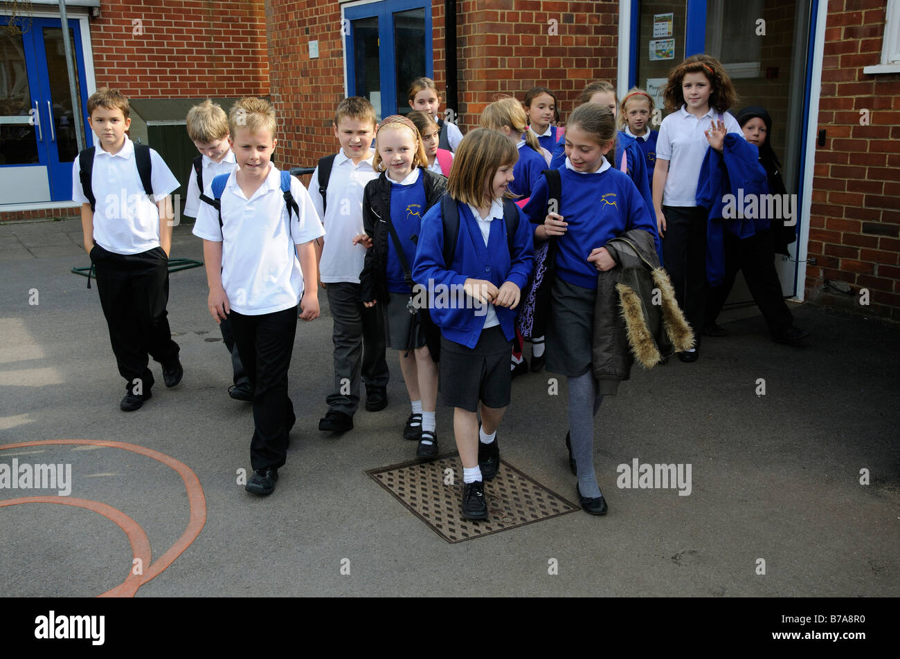 Girls school playground uk hi-res stock photography and images - Alamy