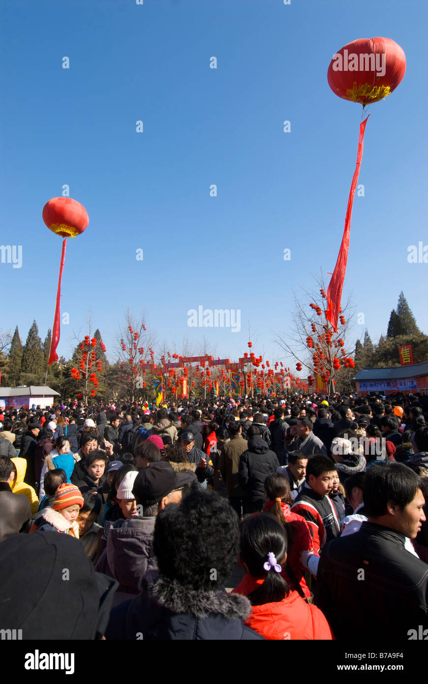 Crowd waiting for Temple of Earth Chinese New Year fair in Beijing ...