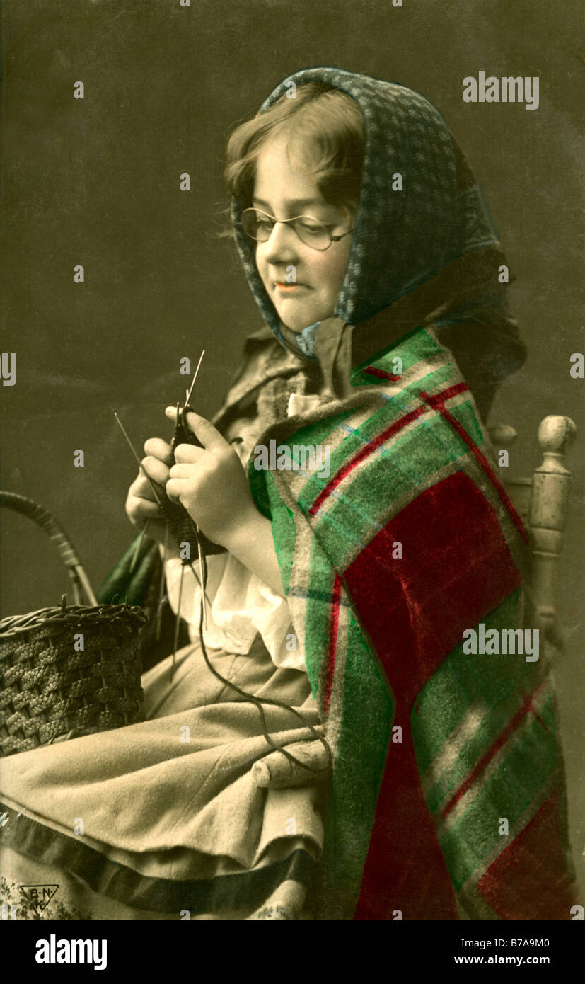 Historic photo, child is knitting, ca. 1915 Stock Photo - Alamy