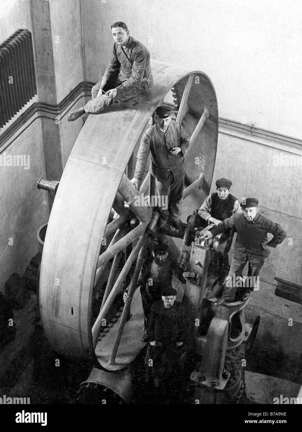 1920s factory worker hi-res stock photography and images - Alamy