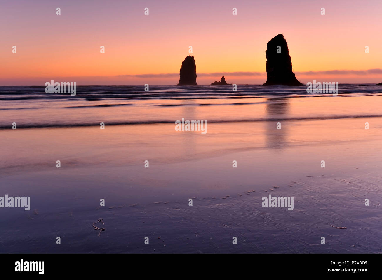 Monoliths at cannon beach hi-res stock photography and images - Alamy