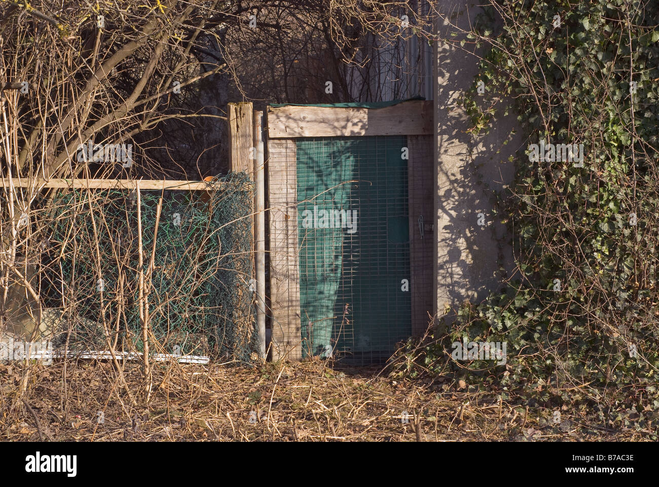Old building gate hi-res stock photography and images - Alamy