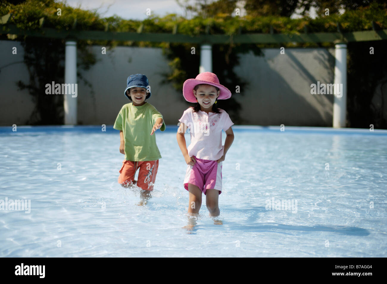Outdoor paddling pool hi-res stock photography and images - Alamy