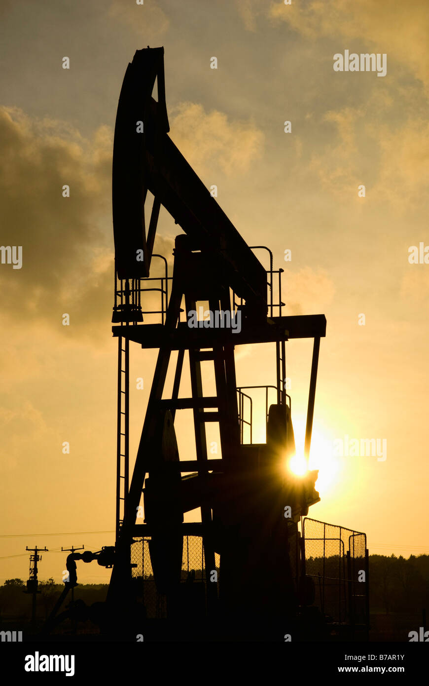 Crude oil pump hi-res stock photography and images - Alamy