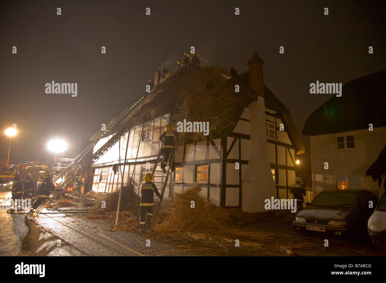 Fire in thatch thached roof hi-res stock photography and images - Alamy