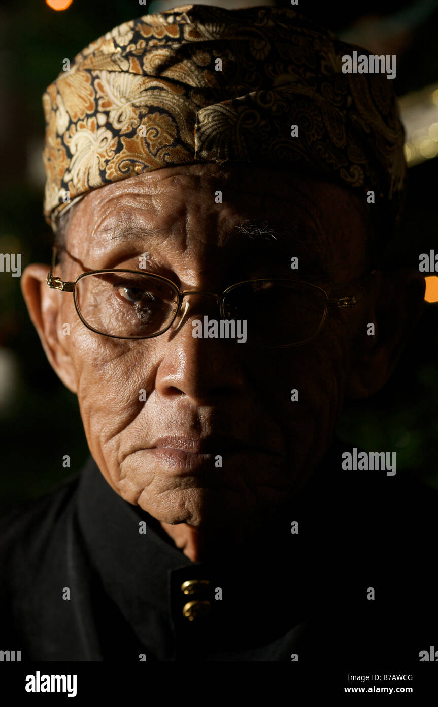 Malaysian traditional dress hi-res stock photography and images - Alamy