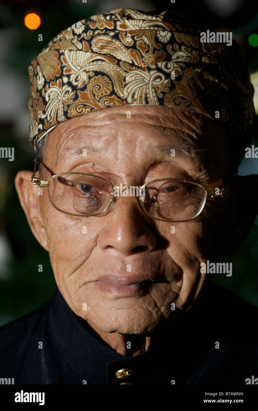 Traditional malay dress hi-res stock photography and images - Alamy