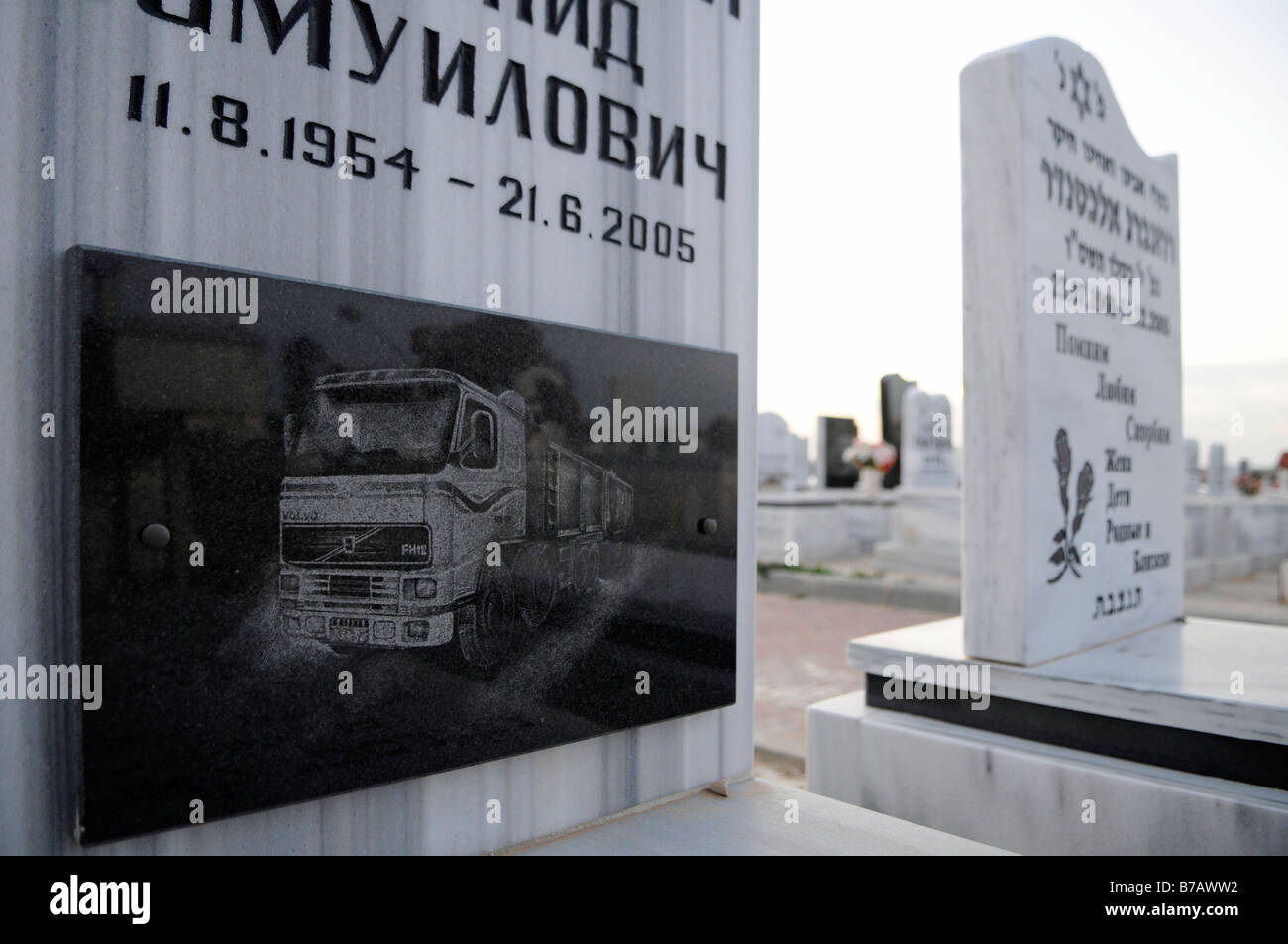 Cemetery graveyard tomb tombstone hi-res stock photography and images ...