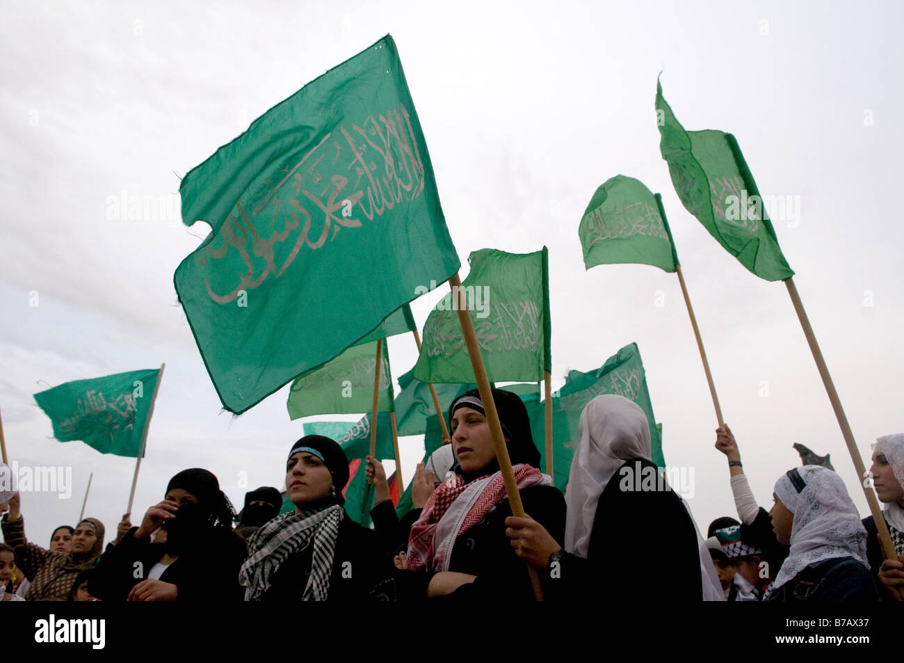 Bedouin women wave Islamic flags during a protest against Israel's ...