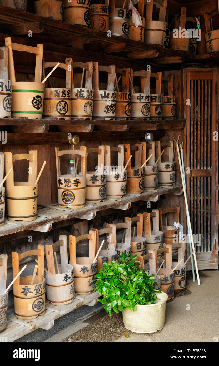 Japanese water buckets hi-res stock photography and images - Alamy