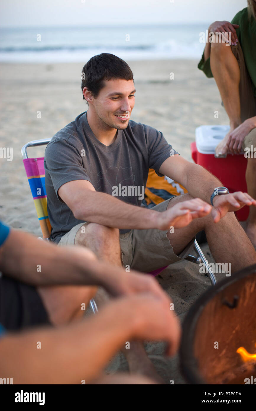 People sitting around camp fire hi-res stock photography and images - Alamy