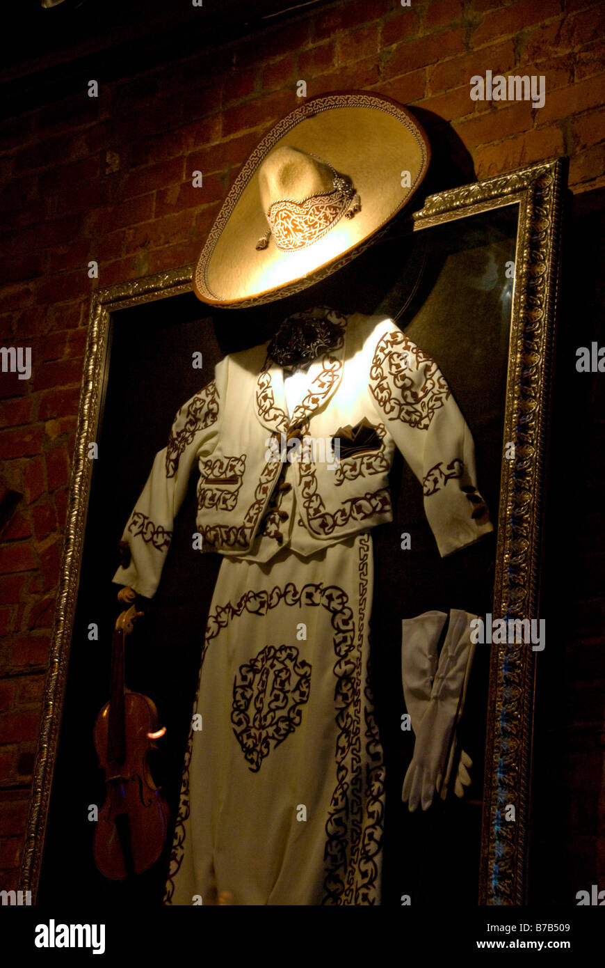 Mariachi band restaurant hi-res stock photography and images - Alamy