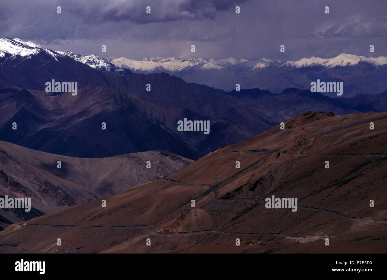 Tanglang La Pass Himalaya Manali to Leh road Ladakh Jammu and Kashmir ...
