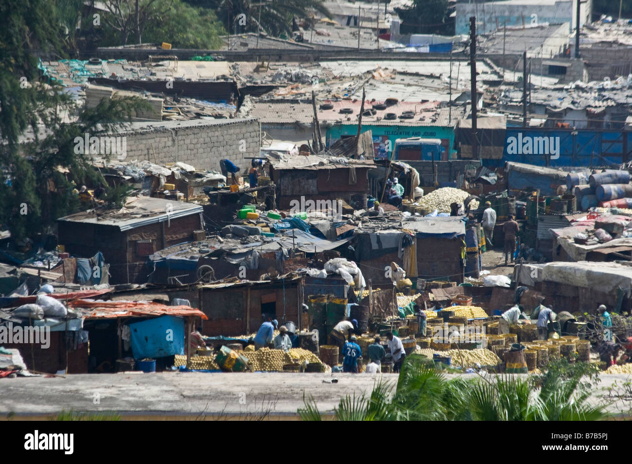 African slum hi-res stock photography and images - Alamy