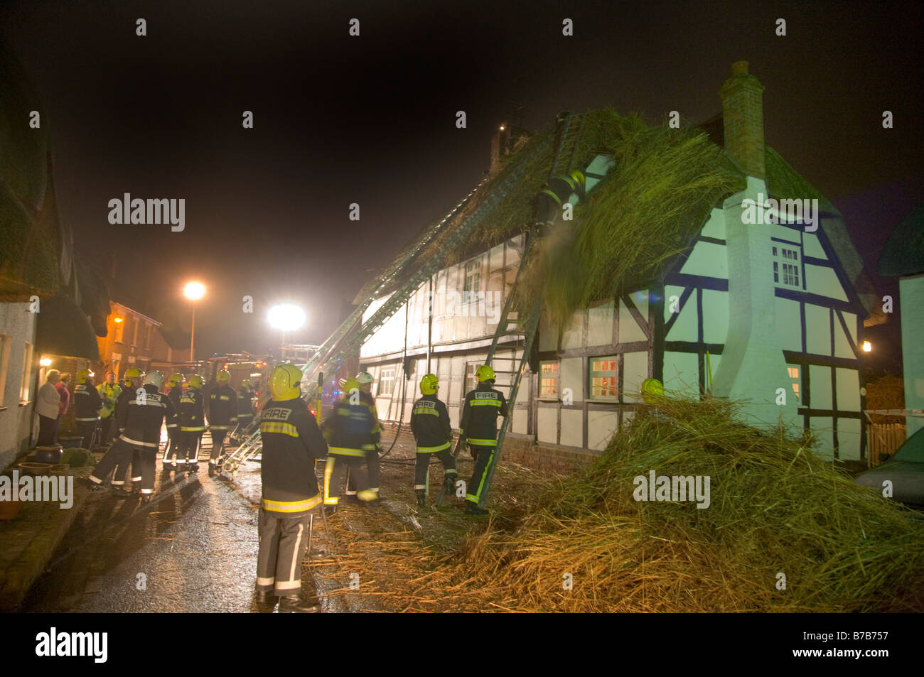 Fire in thatch thached roof hi-res stock photography and images - Alamy