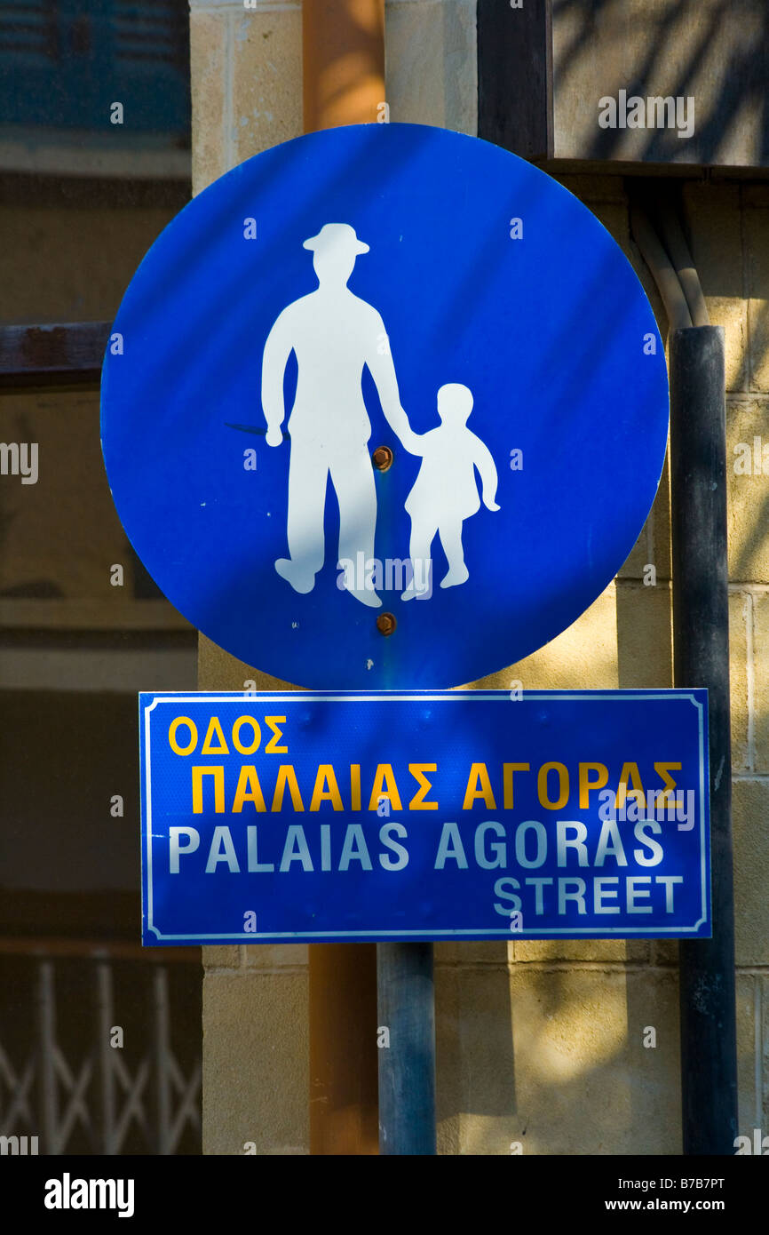 People crossing road sign hi-res stock photography and images - Alamy