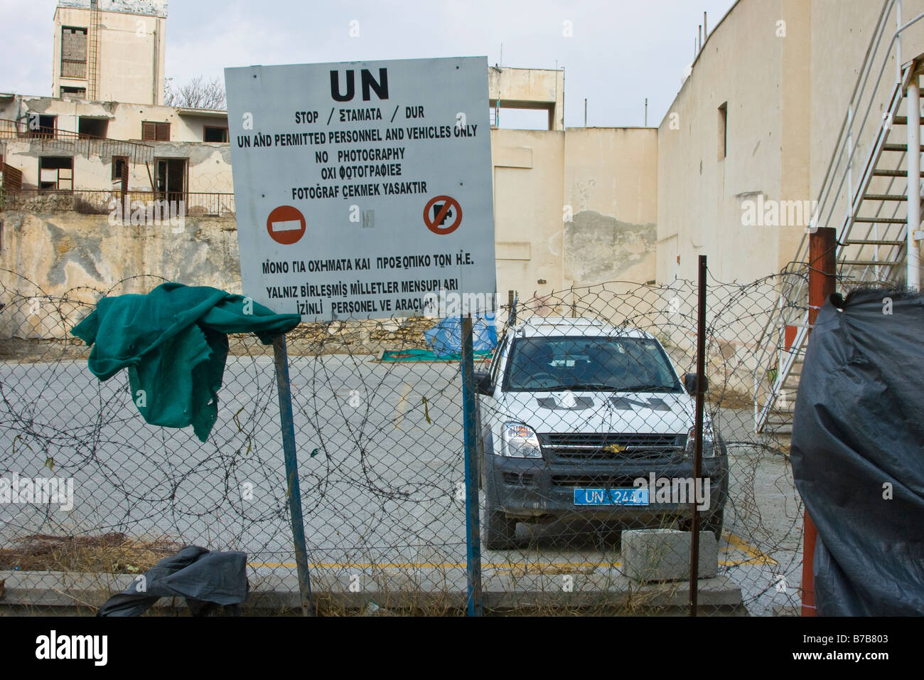 Un buffer zone north south nicosia hi-res stock photography and images ...