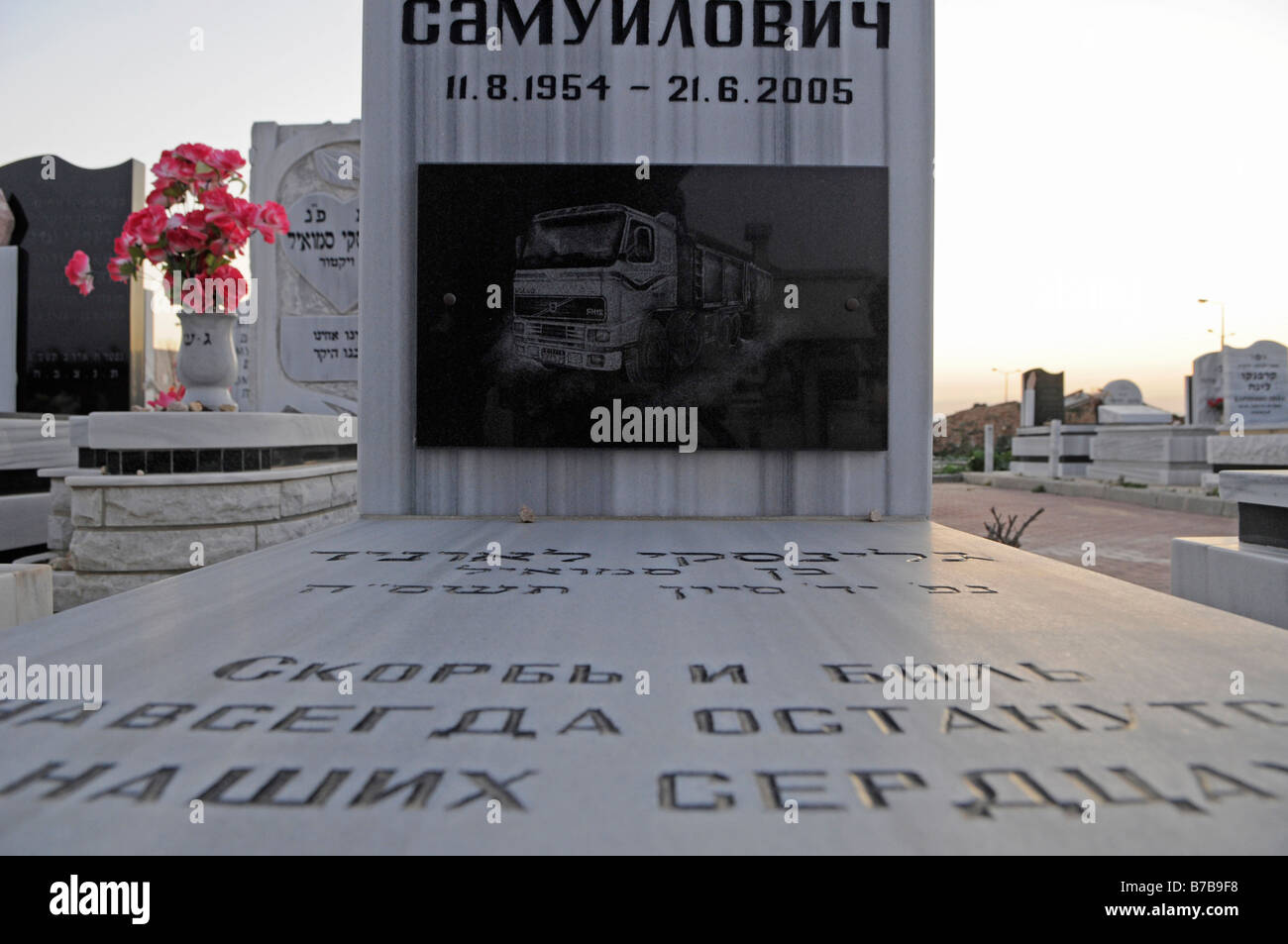 Cemetery graveyard tomb tombstone hi-res stock photography and images ...