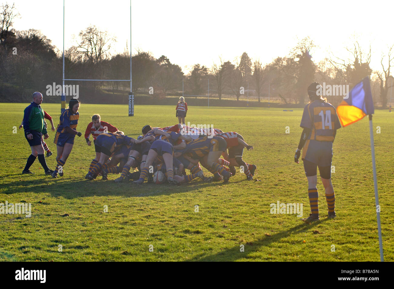 Women rugby scrum hi-res stock photography and images - Alamy