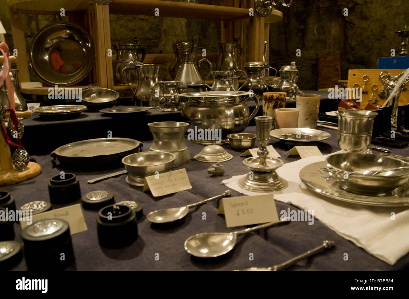 Pewter plates hi-res stock photography and images - Alamy
