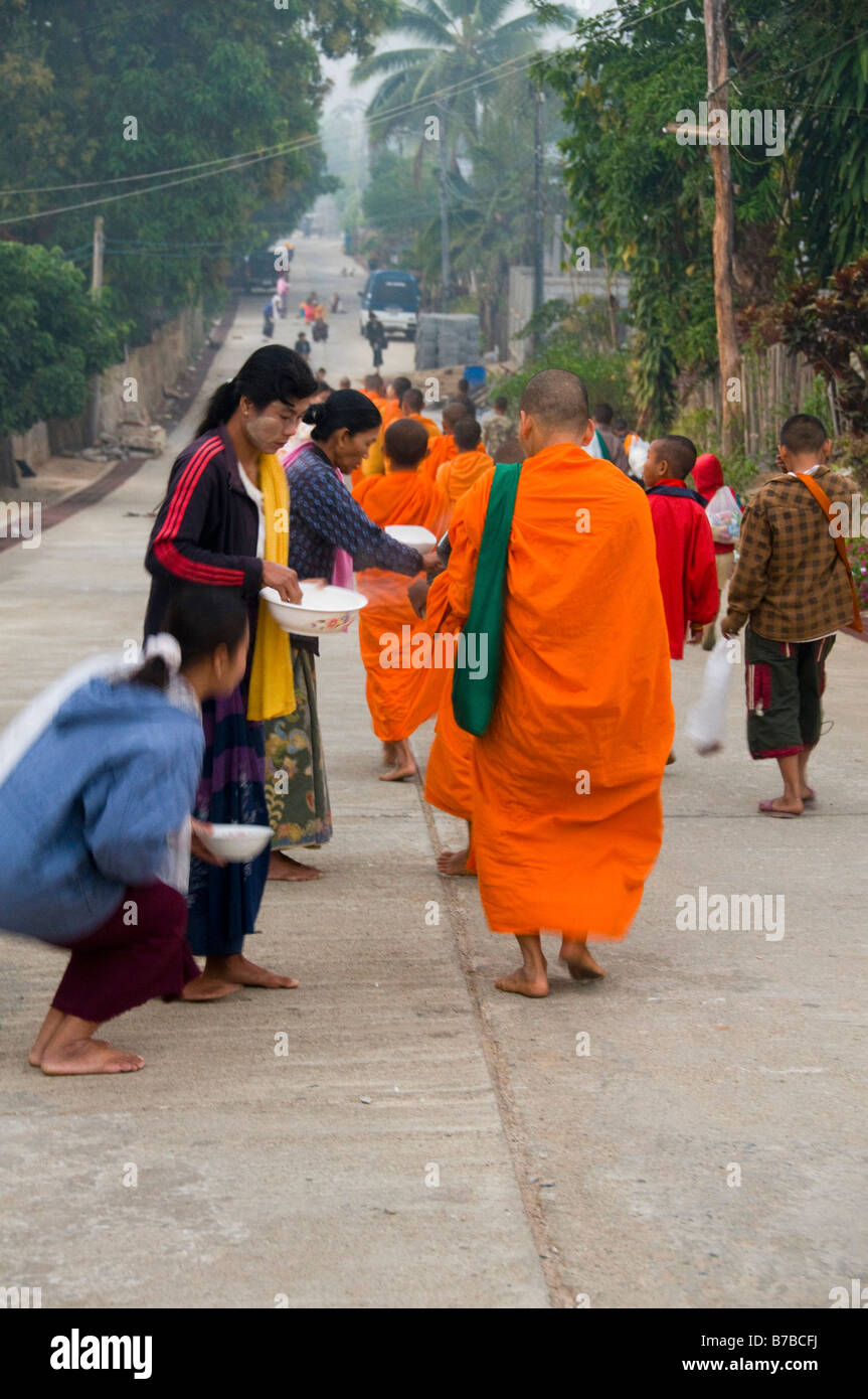 Barefoot buddhist monks hi-res stock photography and images - Alamy