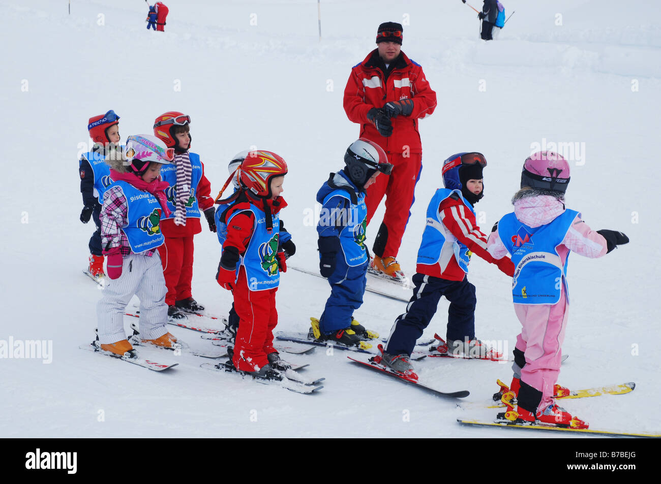 Group children on ski lesson hi-res stock photography and images - Alamy
