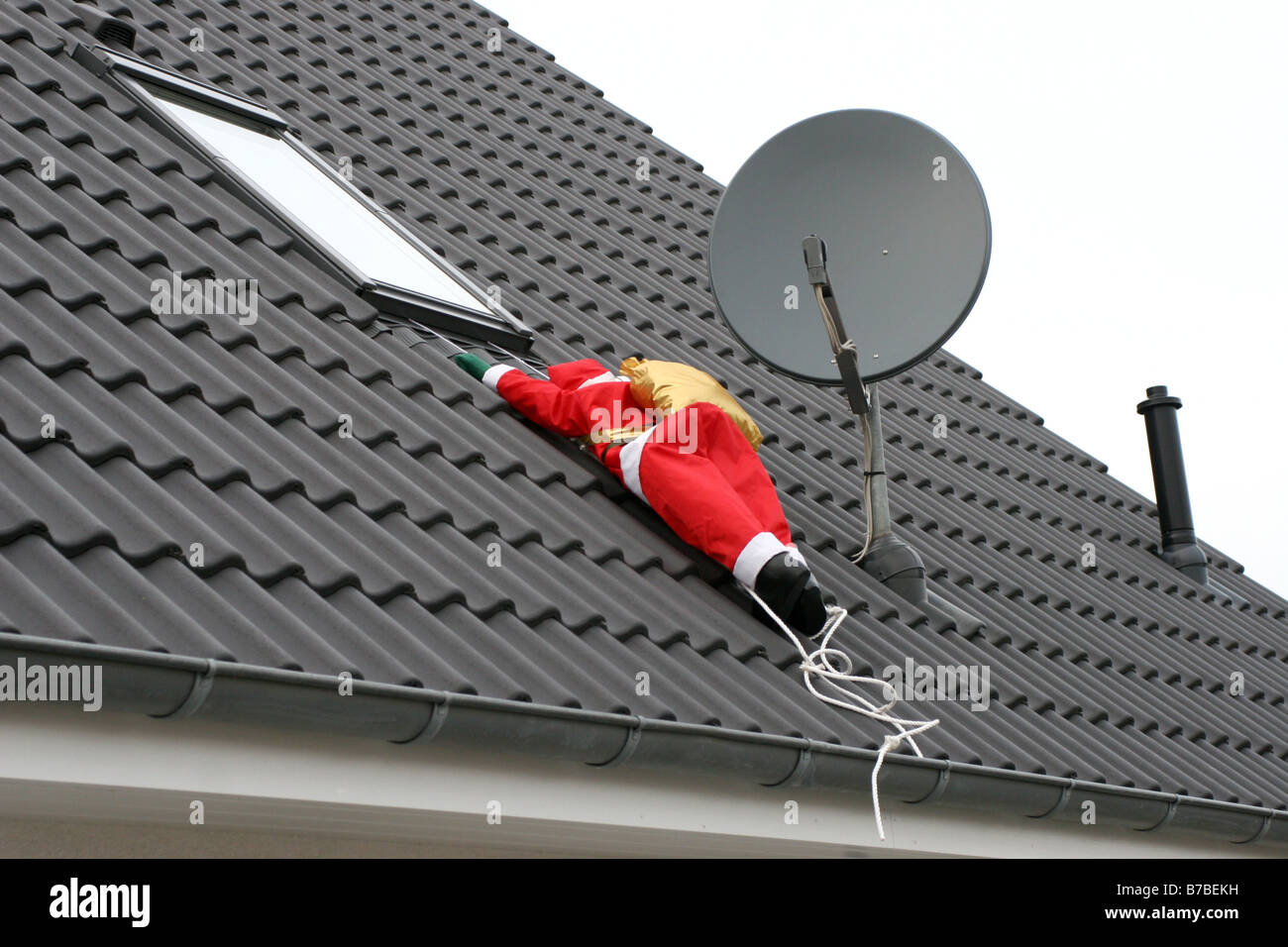 Santa claus on the roof hi-res stock photography and images - Alamy