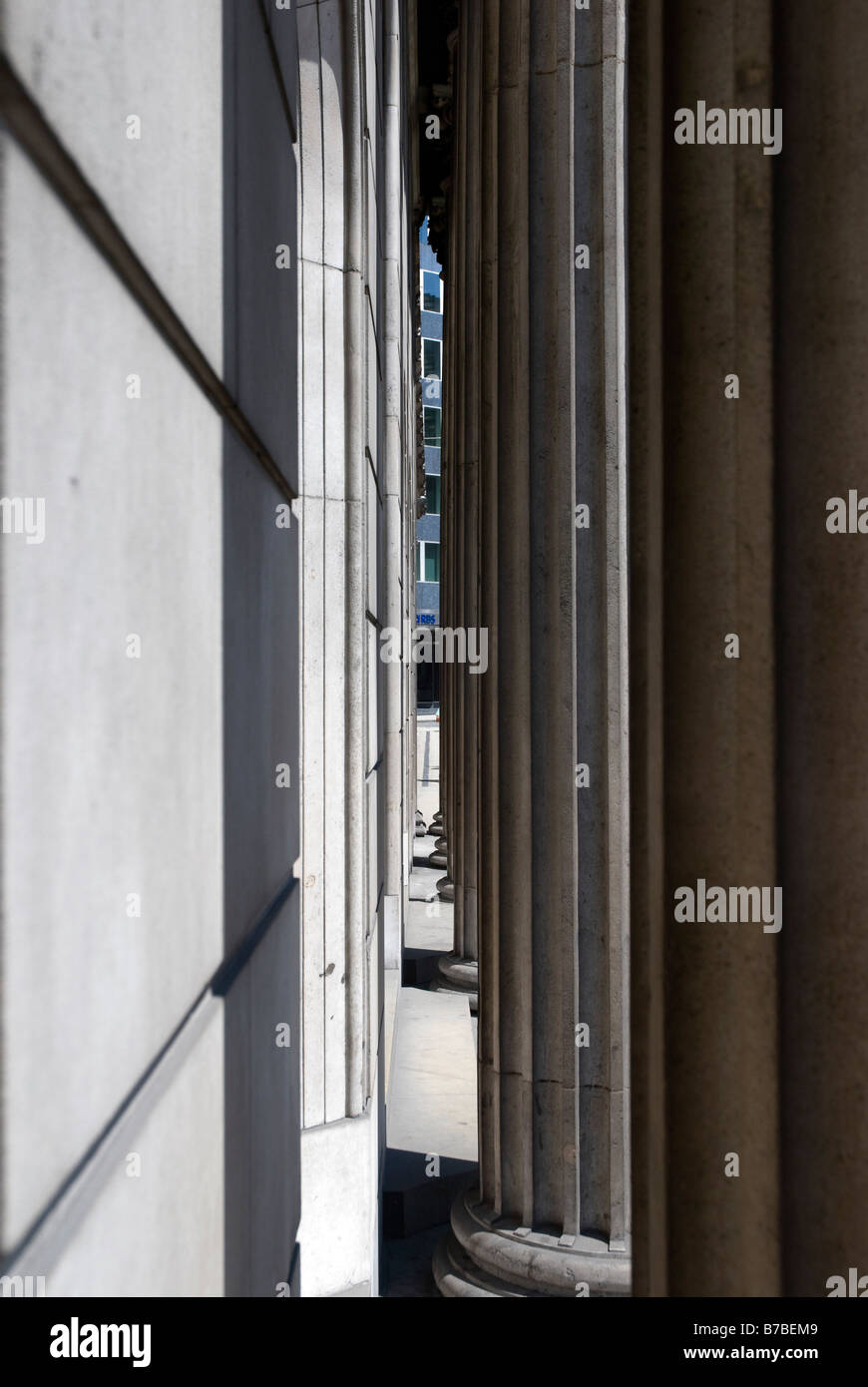 Bank pillars hi-res stock photography and images - Alamy