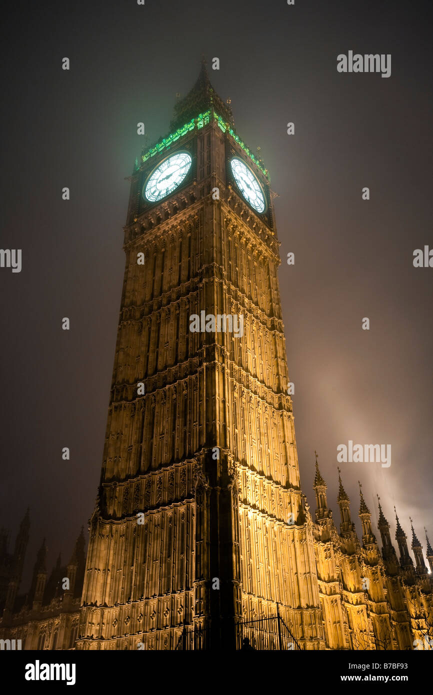 Big Ben clocktower at night in the fog. Houses of parliament ...