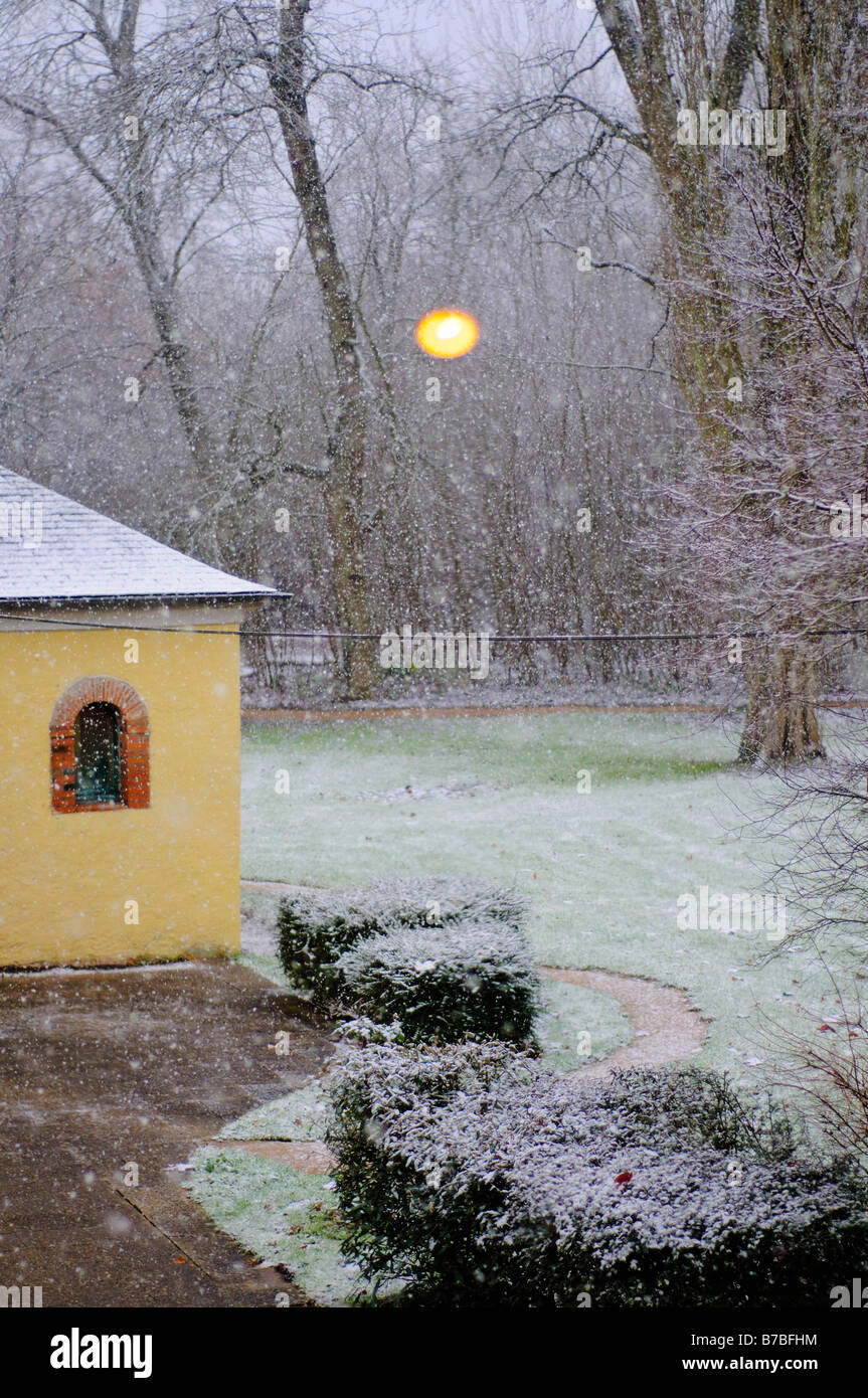 Garden and snow france hi-res stock photography and images - Alamy