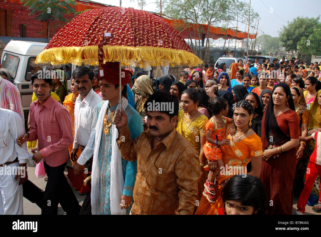 Indian wedding procession hi-res stock photography and images - Alamy