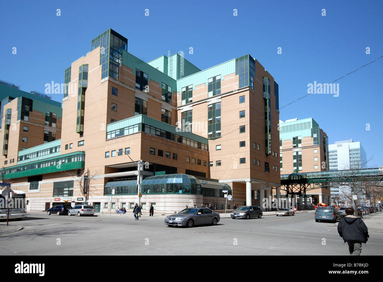 Modern large hospital Stock Photo - Alamy