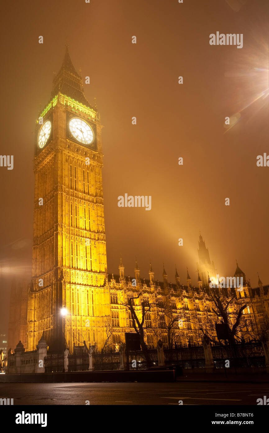 Big Ben clocktower at night in the fog. Houses of parliament ...