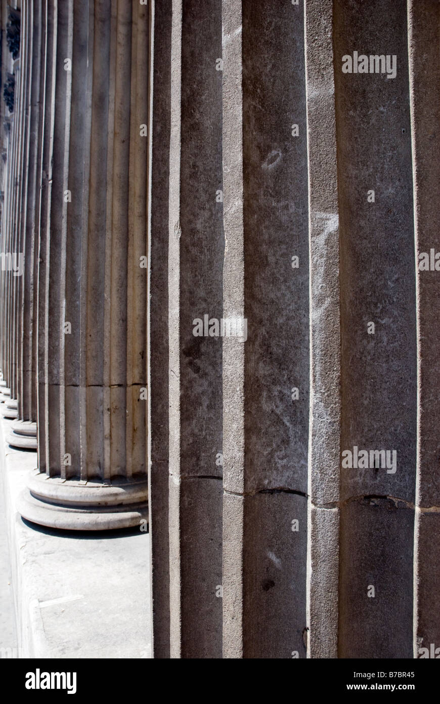 Bank pillars hi-res stock photography and images - Alamy