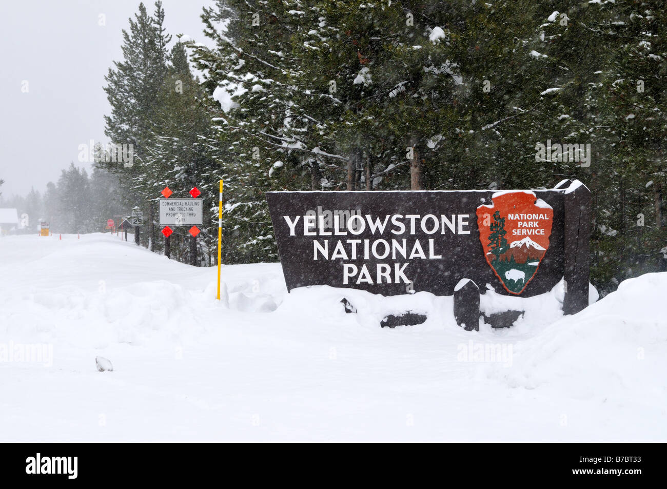 Yellowstone national park sign hi-res stock photography and images - Alamy