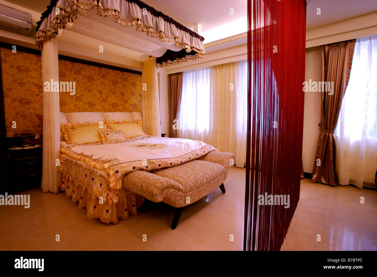 Large modern bedroom Stock Photo - Alamy