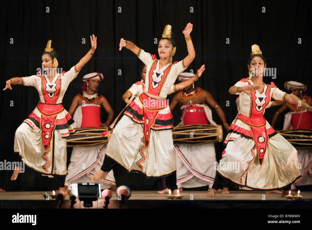 Kandyan dance hi-res stock photography and images - Alamy
