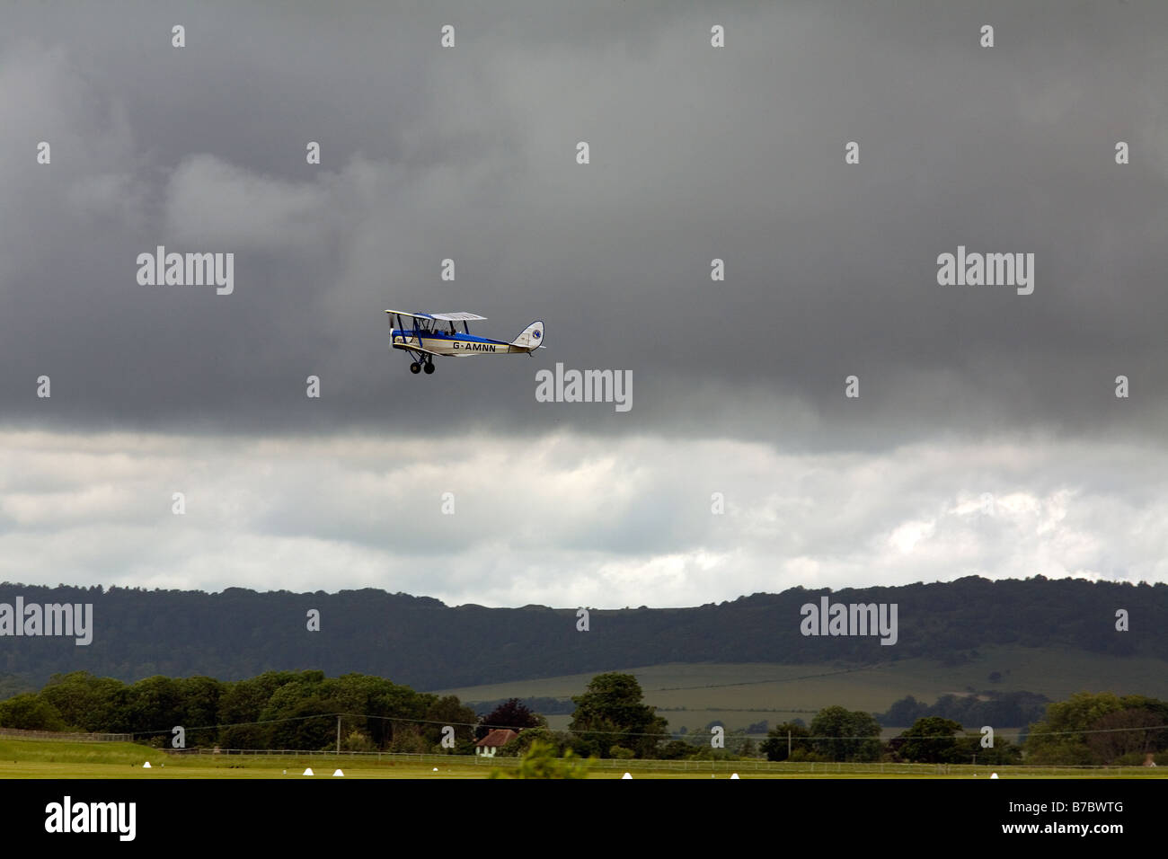 Vintage tiger moth biplane flying hi-res stock photography and images ...