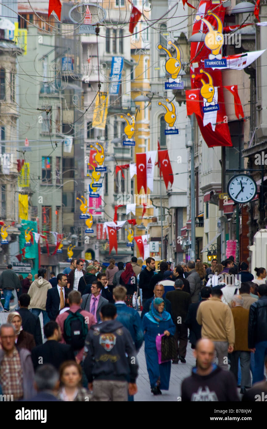 Pedestrians in istanbul hi-res stock photography and images - Alamy