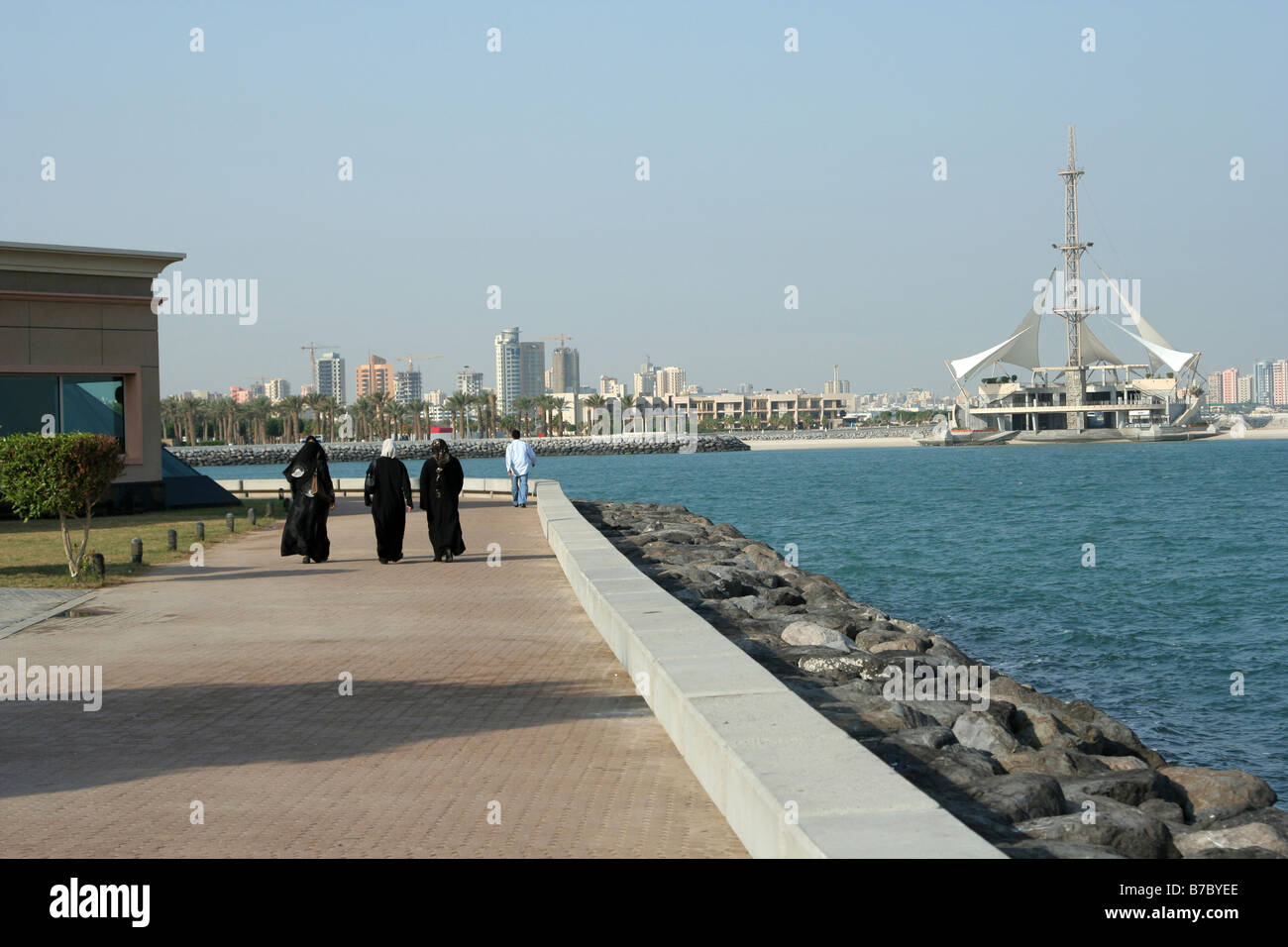 Kuwait women hi-res stock photography and images - Alamy