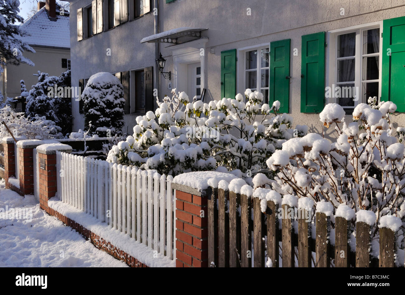 Building covered with plants hi-res stock photography and images - Alamy