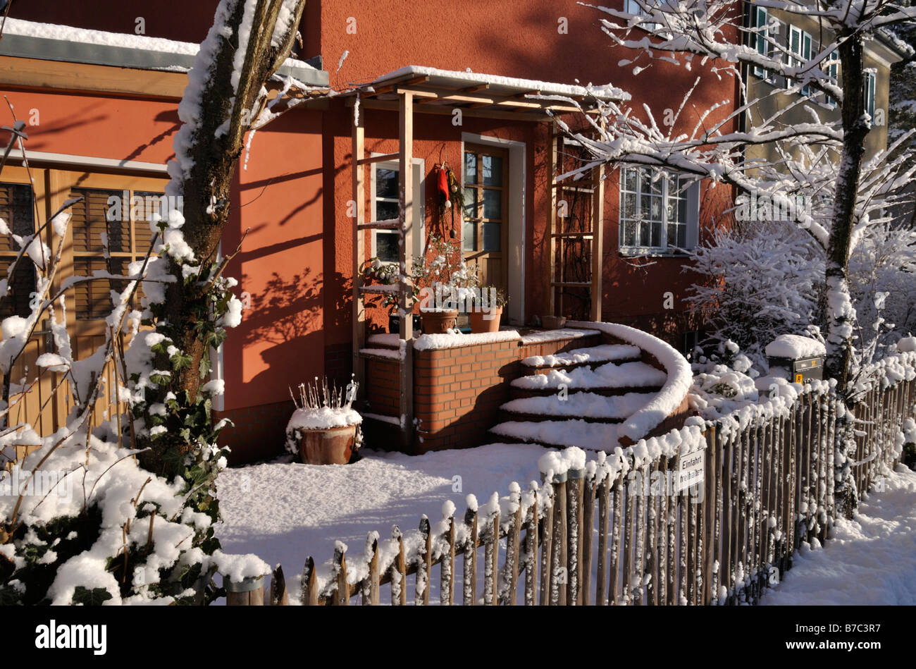 Wintry front garden Stock Photo - Alamy