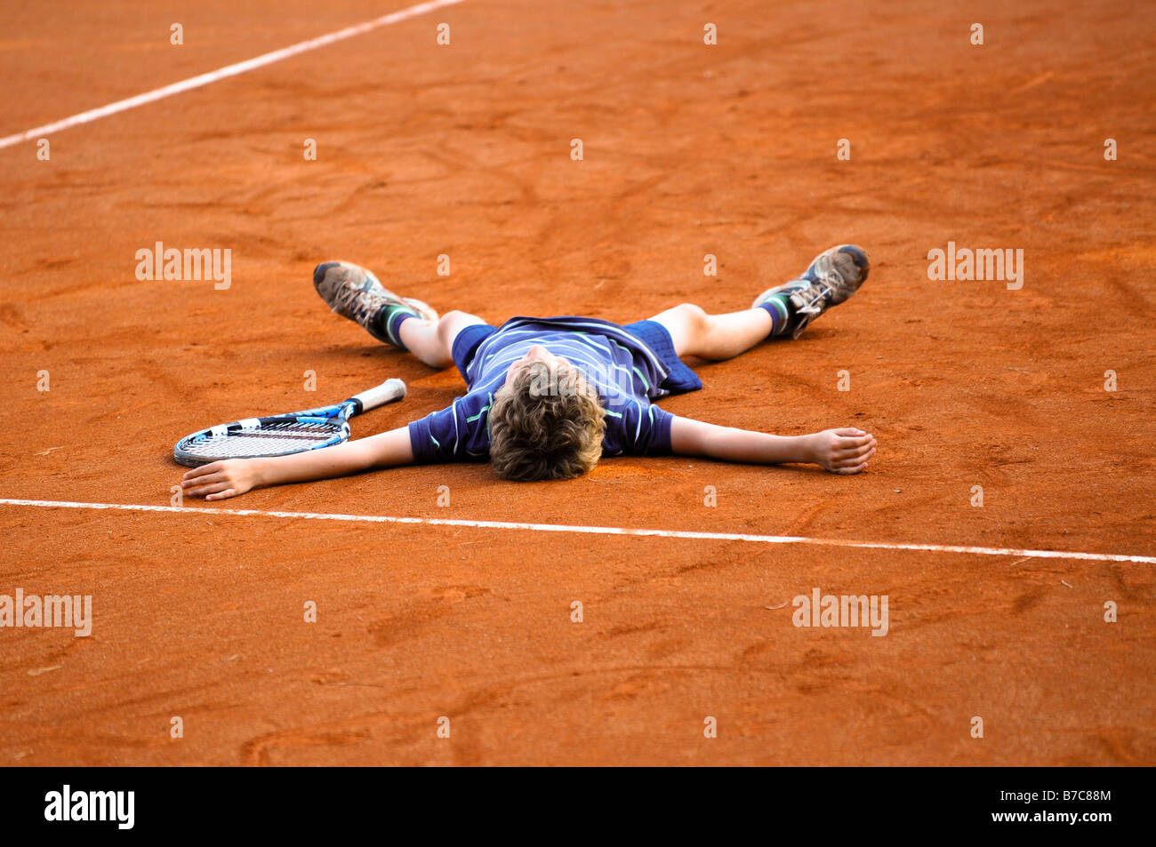 boy defeated at tennis Stock Photo - Alamy