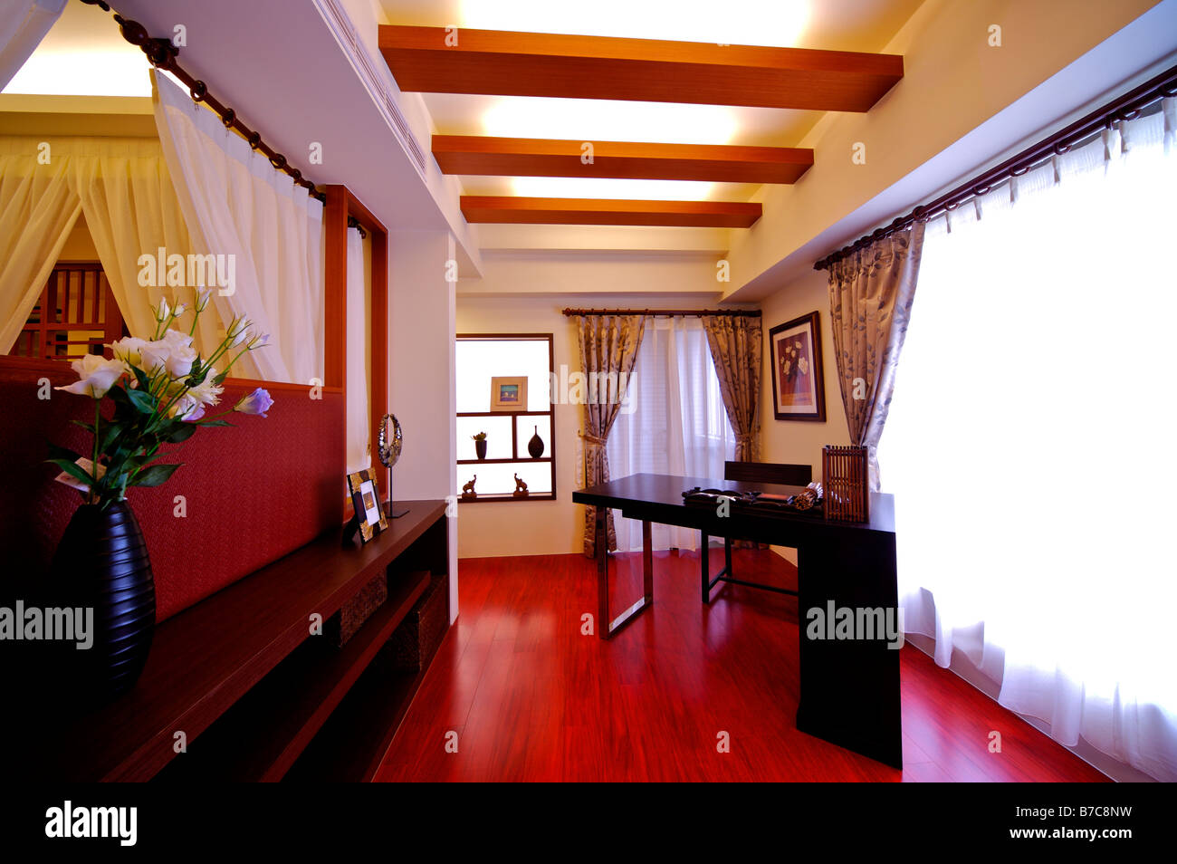 Desk in front of window home hi-res stock photography and images - Alamy