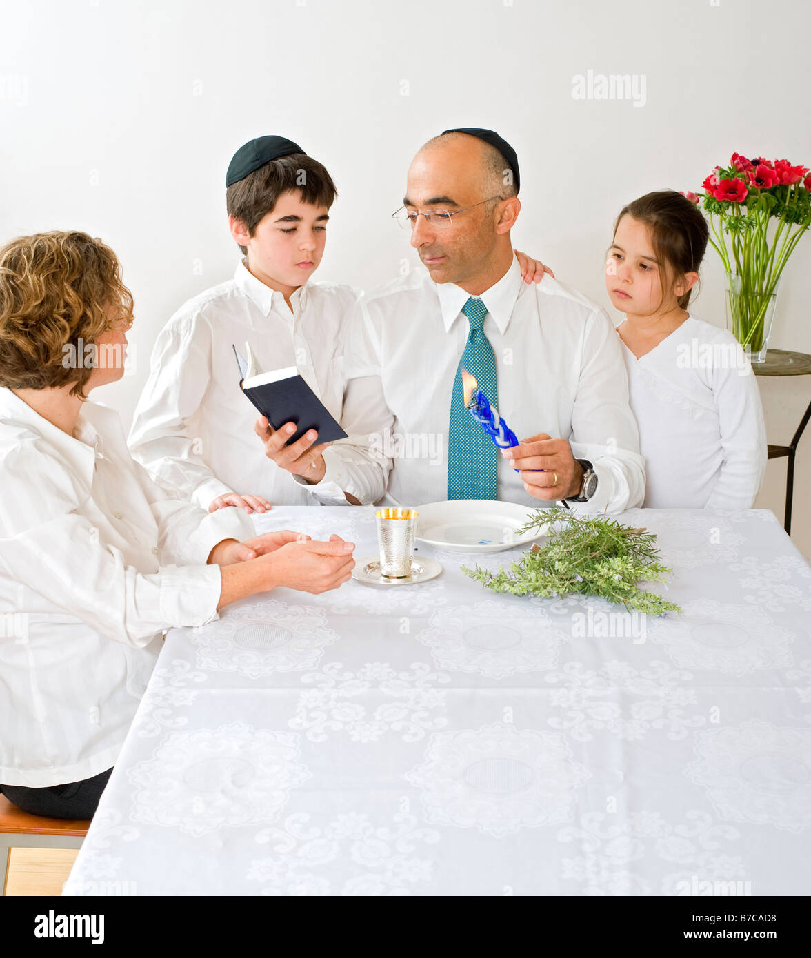 Jewish sabbath family hi-res stock photography and images - Alamy